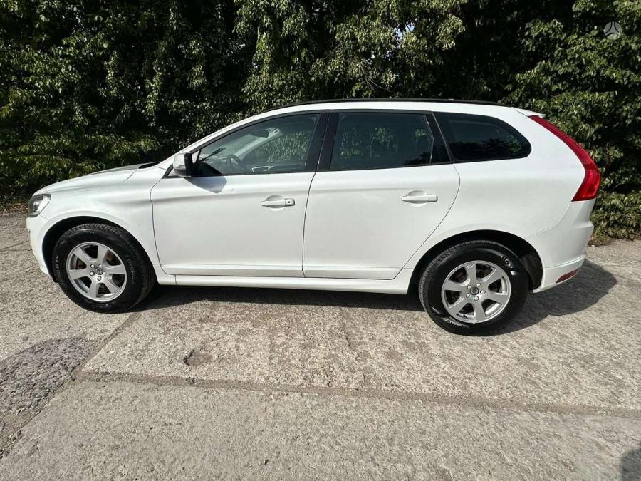 White Volvo XC60 2015 in Siauliai, with an engine capacity of 1.97 L and mileage of 279 thousand km for 8150 €, photo 14 on AUTOMOTO.COM.LV