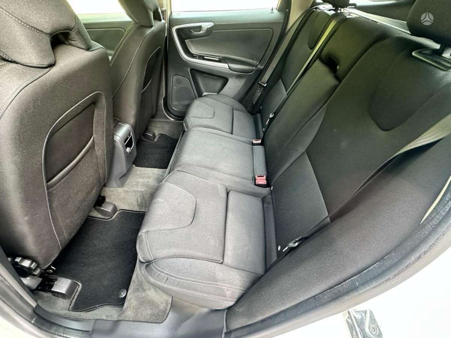 White Volvo XC60 2015 in Siauliai, with an engine capacity of 1.97 L and mileage of 279 thousand km for 8150 €, photo 16 on AUTOMOTO.COM.LV