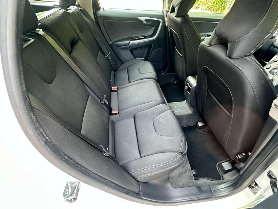 White Volvo XC60 2015 in Siauliai, with an engine capacity of 1.97 L and mileage of 279 thousand km for 8150 €, photo 17 on AUTOMOTO.COM.LV