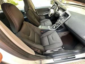 White Volvo XC60 2015 in Siauliai, with an engine capacity of 1.97 L and mileage of 279 thousand km for 8150 €, photo 18 on AUTOMOTO.COM.LV