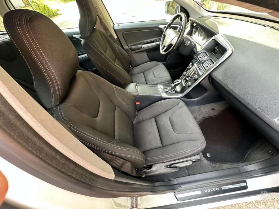 White Volvo XC60 2015 in Siauliai, with an engine capacity of 1.97 L and mileage of 279 thousand km for 8150 €, photo 18 on AUTOMOTO.COM.LV