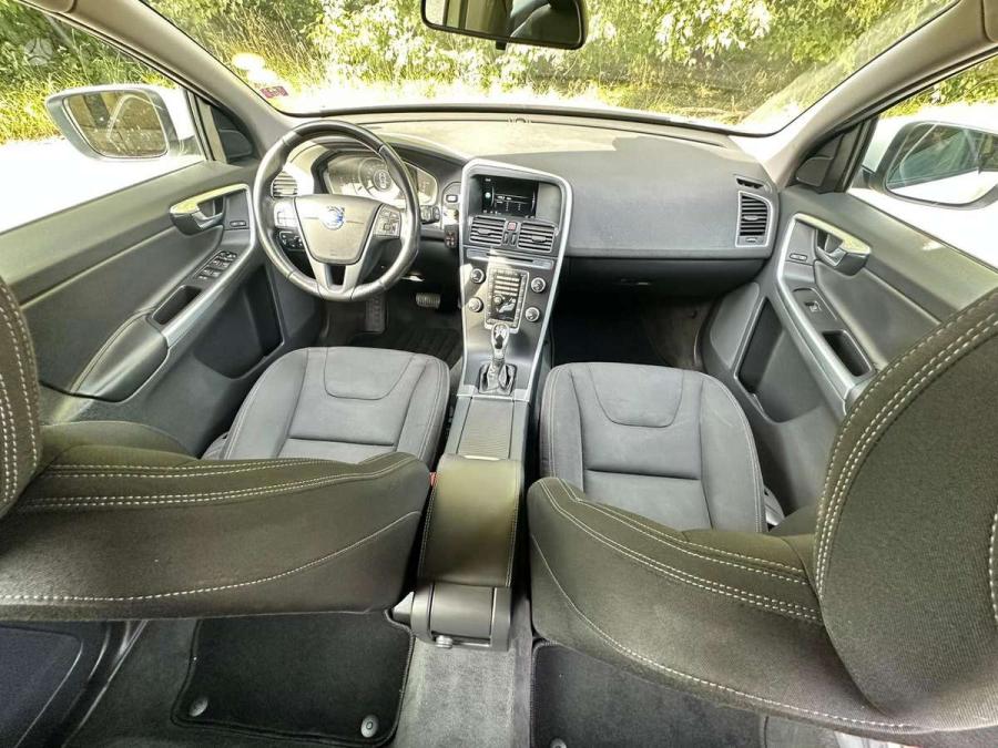 White Volvo XC60 2015 in Siauliai, with an engine capacity of 1.97 L and mileage of 279 thousand km for 8150 €, photo 19 on AUTOMOTO.COM.LV