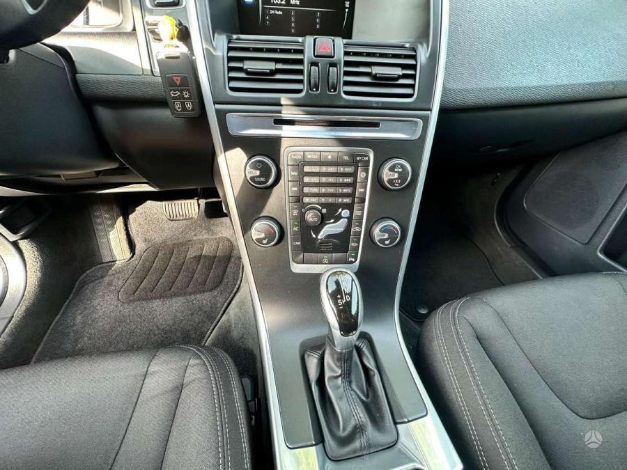 White Volvo XC60 2015 in Siauliai, with an engine capacity of 1.97 L and mileage of 279 thousand km for 8150 €, photo 20 on AUTOMOTO.COM.LV