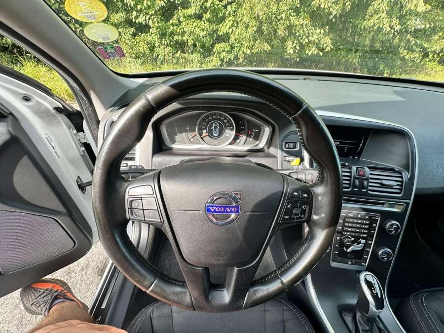 White Volvo XC60 2015 in Siauliai, with an engine capacity of 1.97 L and mileage of 279 thousand km for 8150 €, photo 21 on AUTOMOTO.COM.LV
