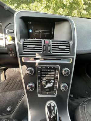 White Volvo XC60 2015 in Siauliai, with an engine capacity of 1.97 L and mileage of 279 thousand km for 8150 €, photo 22 on AUTOMOTO.COM.LV