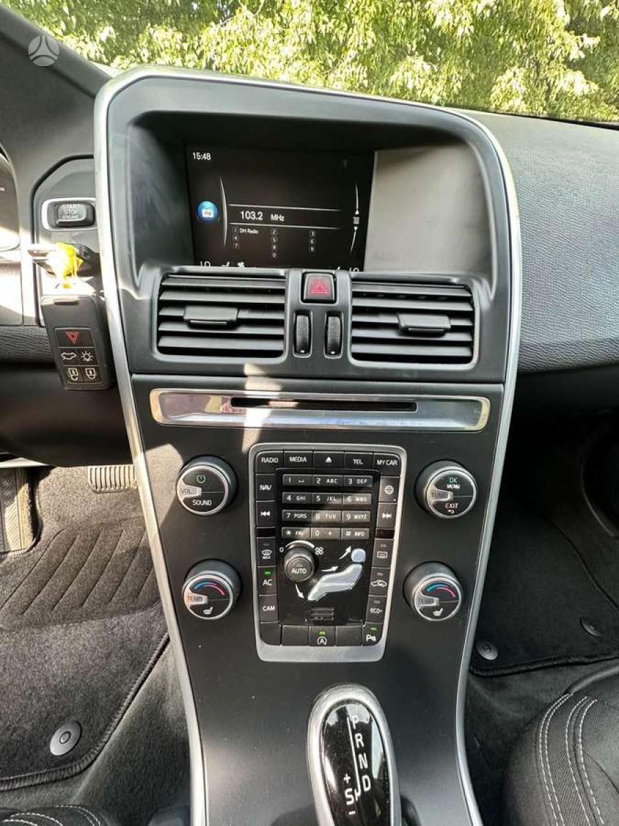 White Volvo XC60 2015 in Siauliai, with an engine capacity of 1.97 L and mileage of 279 thousand km for 8150 €, photo 22 on AUTOMOTO.COM.LV