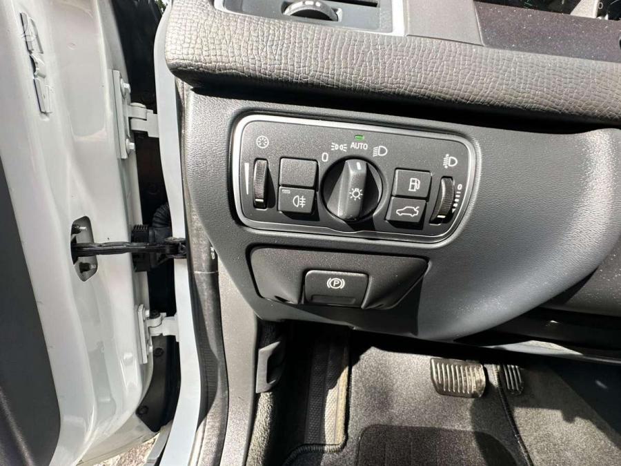 White Volvo XC60 2015 in Siauliai, with an engine capacity of 1.97 L and mileage of 279 thousand km for 8150 €, photo 25 on AUTOMOTO.COM.LV
