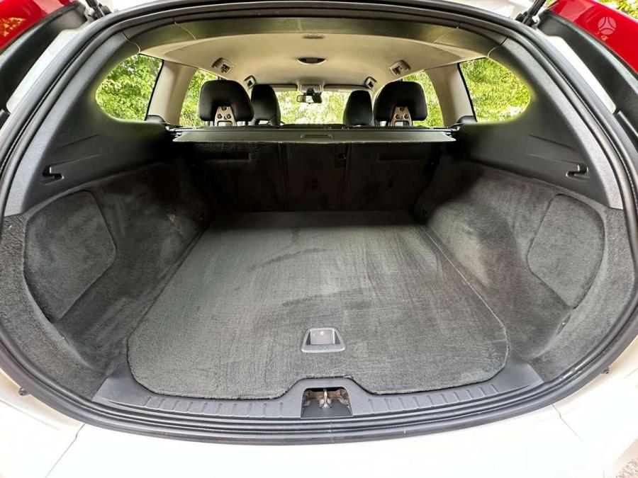 White Volvo XC60 2015 in Siauliai, with an engine capacity of 1.97 L and mileage of 279 thousand km for 8150 €, photo 26 on AUTOMOTO.COM.LV