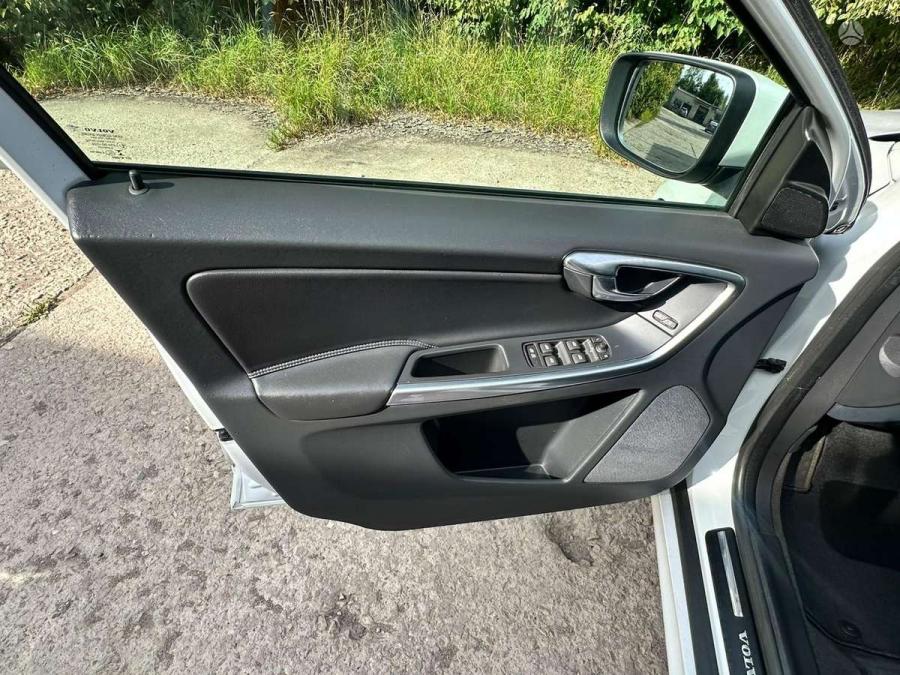 White Volvo XC60 2015 in Siauliai, with an engine capacity of 1.97 L and mileage of 279 thousand km for 8150 €, photo 28 on AUTOMOTO.COM.LV