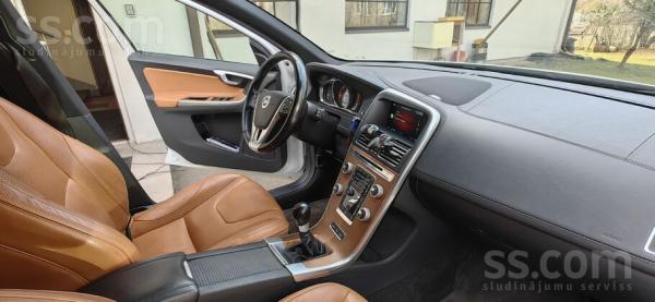 Вольво ХС60 2015 в Рига на AUTOMOTO.COM.LV Белый Вольво ХС60 2015 в Рига, объемом двигателя 2.40 л и пробегом 185 тыс. км за 14800 €, фото 6 на AUTOMOTO.COM.LV