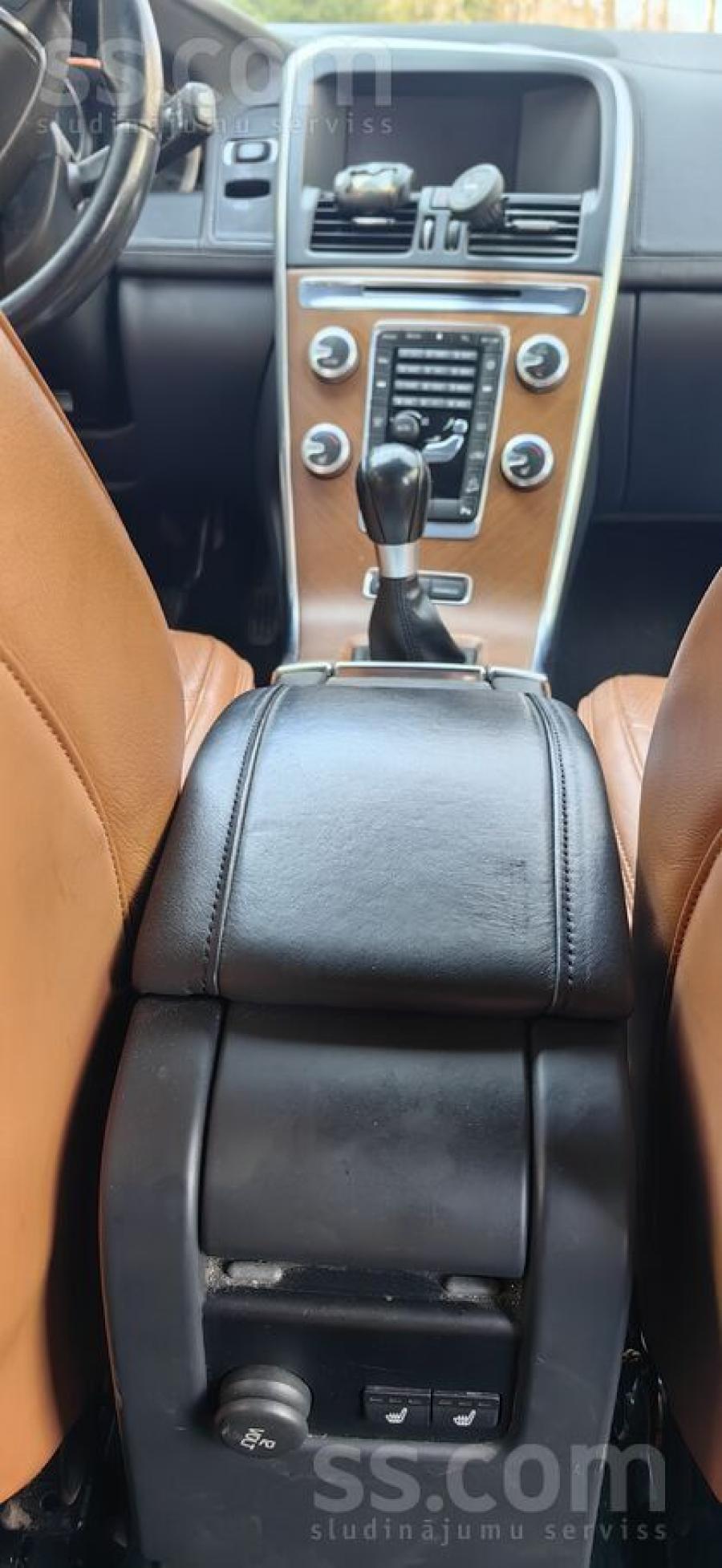 White Volvo XC60 2015 in Riga, with an engine capacity of 2.40 L and mileage of 185 thousand km for 14800 €, photo 8 on AUTOMOTO.COM.LV