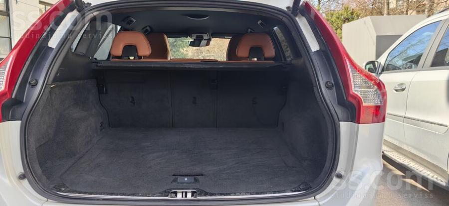 White Volvo XC60 2015 in Riga, with an engine capacity of 2.40 L and mileage of 185 thousand km for 14800 €, photo 9 on AUTOMOTO.COM.LV
