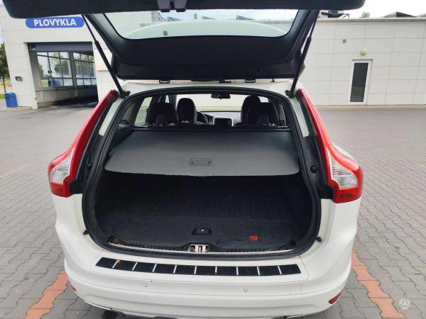 White Volvo XC60 2015 in Kaunas, with an engine capacity of 2.40 L and mileage of 310 thousand km for 9800 €, photo 9 on AUTOMOTO.COM.LV