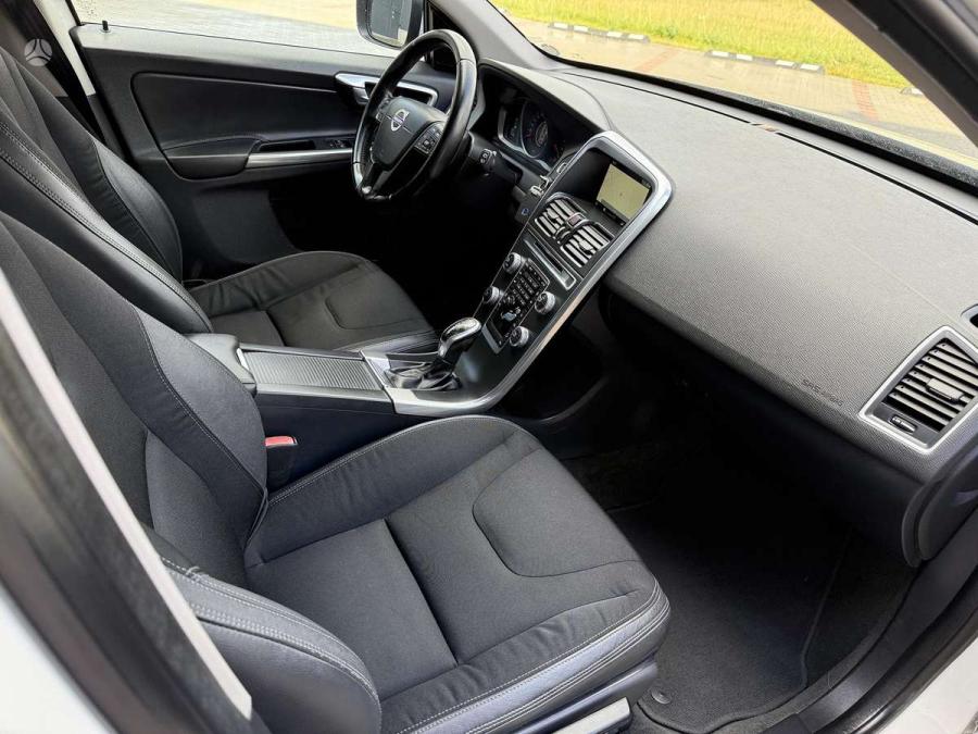 Balts Volvo XC60 2015 Šauļi, ar dzinēja tilpumu 2.40 L un nobraukumu 249 tūkst. km par 11200 €, foto 12 vietnē AUTOMOTO.COM.LV