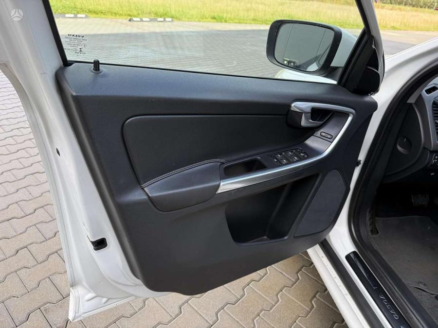Balts Volvo XC60 2015 Šauļi, ar dzinēja tilpumu 2.40 L un nobraukumu 249 tūkst. km par 11200 €, foto 19 vietnē AUTOMOTO.COM.LV