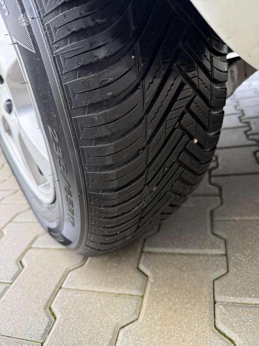 Balts Volvo XC60 2015 Šauļi, ar dzinēja tilpumu 2.40 L un nobraukumu 249 tūkst. km par 11200 €, foto 25 vietnē AUTOMOTO.COM.LV