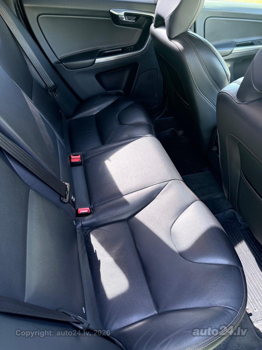 Balts Volvo XC60 2015 Viljandi, ar dzinēja tilpumu 2.40 L un nobraukumu 240 tūkst. km par 14500 €, foto 8 vietnē AUTOMOTO.COM.LV