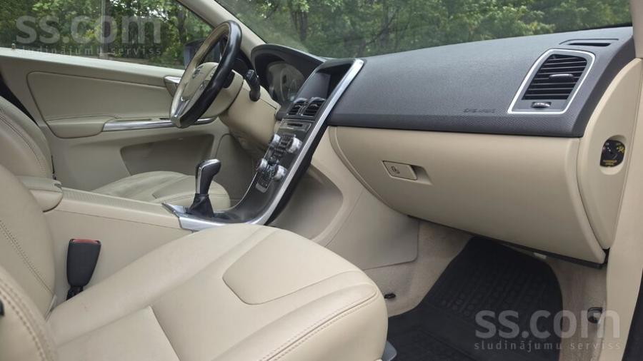 White Volvo XC60 2015 in Riga, with an engine capacity of 2.00 L and mileage of 300 thousand km for 7000 €, photo 9 on AUTOMOTO.COM.LV