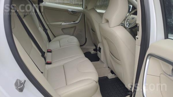 White Volvo XC60 2015 in Riga, with an engine capacity of 2.00 L and mileage of 300 thousand km for 7000 €, photo 10 on AUTOMOTO.COM.LV