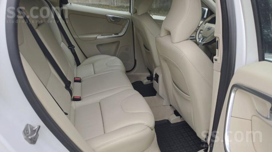 White Volvo XC60 2015 in Riga, with an engine capacity of 2.00 L and mileage of 300 thousand km for 7000 €, photo 10 on AUTOMOTO.COM.LV