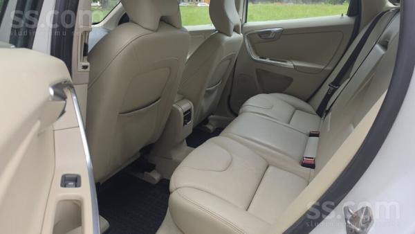 White Volvo XC60 2015 in Riga, with an engine capacity of 2.00 L and mileage of 300 thousand km for 7000 €, photo 11 on AUTOMOTO.COM.LV