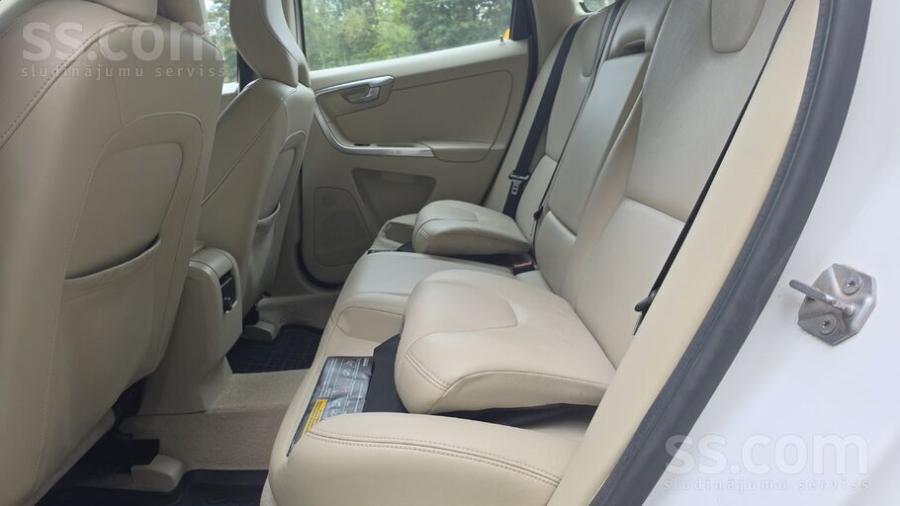 White Volvo XC60 2015 in Riga, with an engine capacity of 2.00 L and mileage of 300 thousand km for 7000 €, photo 12 on AUTOMOTO.COM.LV