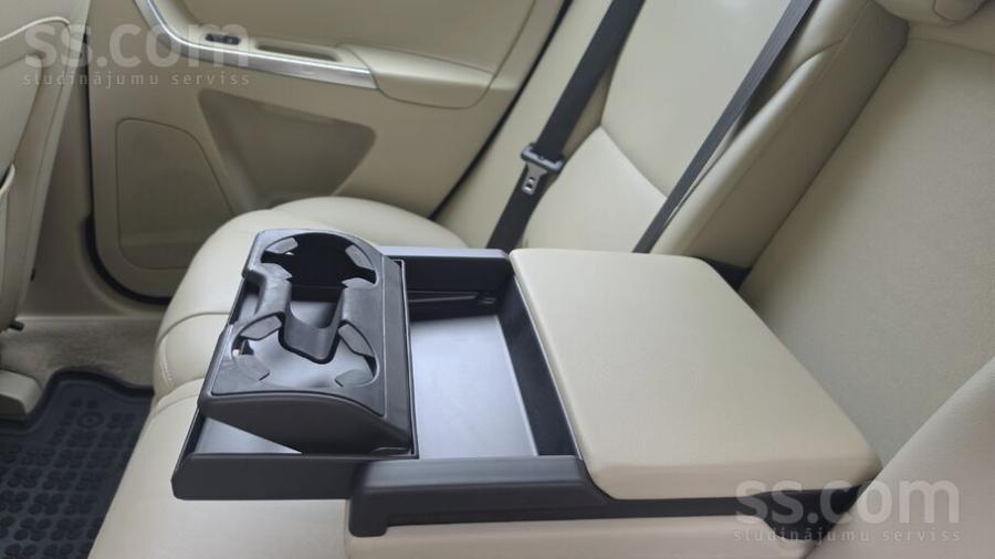 White Volvo XC60 2015 in Riga, with an engine capacity of 2.00 L and mileage of 300 thousand km for 7000 €, photo 13 on AUTOMOTO.COM.LV