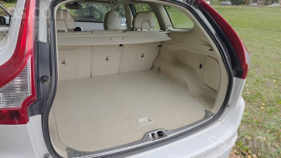 White Volvo XC60 2015 in Riga, with an engine capacity of 2.00 L and mileage of 300 thousand km for 7000 €, photo 15 on AUTOMOTO.COM.LV