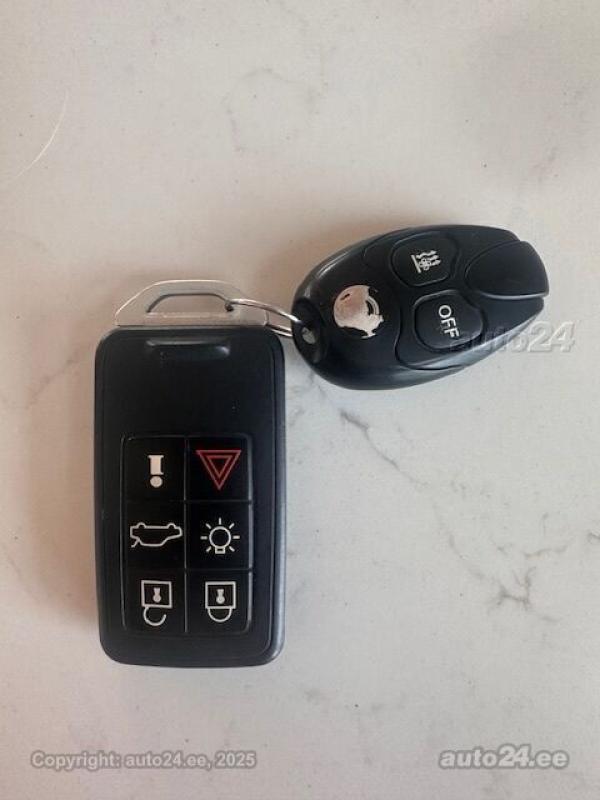 White Volvo XC60 2016 in Tallinn, with an engine capacity of 2.40 L and mileage of 178 thousand km for 19900 €, photo 11 on AUTOMOTO.COM.LV