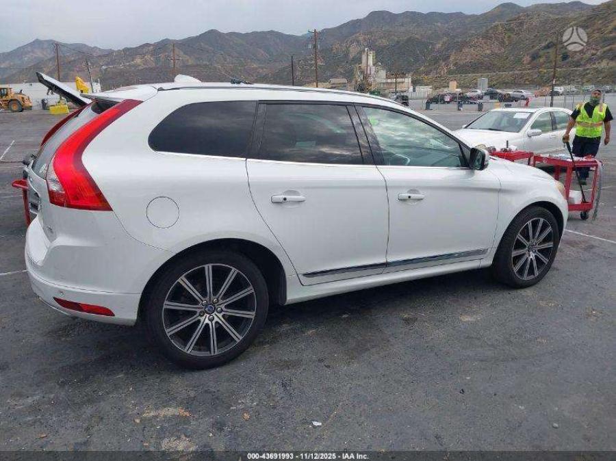 White Volvo XC60 2016 in Vilnius, with an engine capacity of 1.97 L and mileage of 168 thousand km for 9330 €, photo 5 on AUTOMOTO.COM.LV