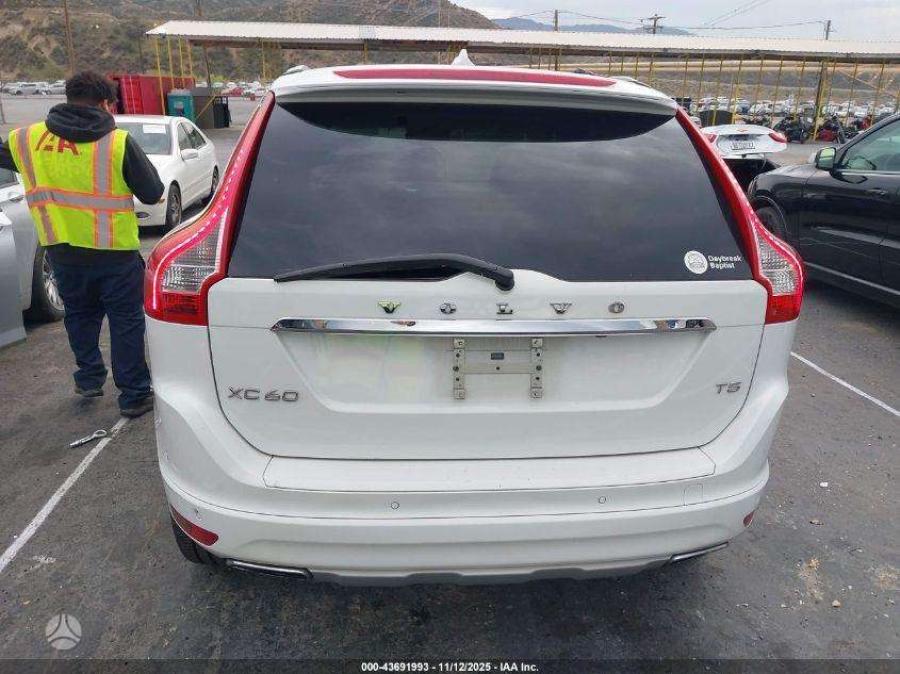 White Volvo XC60 2016 in Vilnius, with an engine capacity of 1.97 L and mileage of 168 thousand km for 9330 €, photo 8 on AUTOMOTO.COM.LV