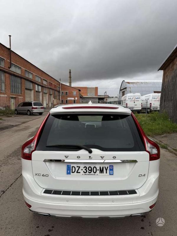 White Volvo XC60 2016 in Alytus, with an engine capacity of 1.97 L and mileage of 209 thousand km for 11900 €, photo 3 on AUTOMOTO.COM.LV