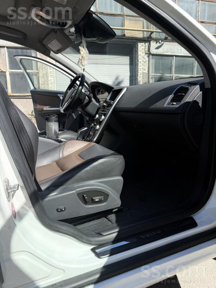 White Volvo XC60 2016 in Riga, with an engine capacity of 2.00 L and mileage of 268 thousand km for 12750 €, photo 8 on AUTOMOTO.COM.LV