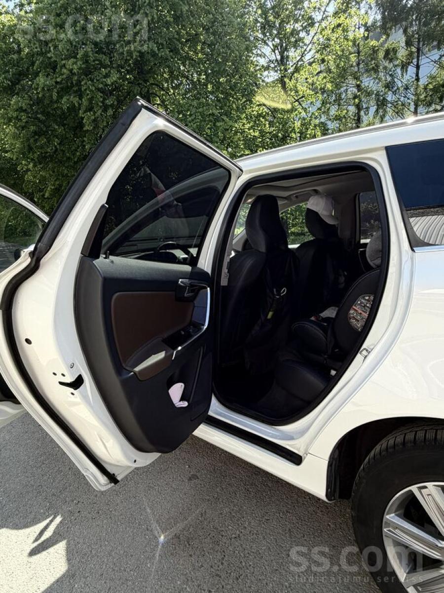 White Volvo XC60 2016 in Riga, with an engine capacity of 2.00 L and mileage of 268 thousand km for 12750 €, photo 9 on AUTOMOTO.COM.LV