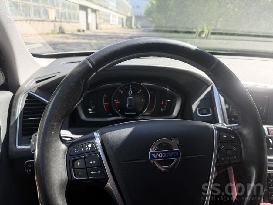 White Volvo XC60 2016 in Riga, with an engine capacity of 2.00 L and mileage of 268 thousand km for 12750 €, photo 11 on AUTOMOTO.COM.LV
