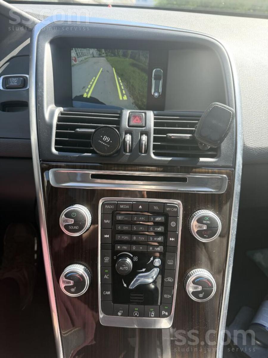 White Volvo XC60 2016 in Riga, with an engine capacity of 2.00 L and mileage of 268 thousand km for 12750 €, photo 12 on AUTOMOTO.COM.LV