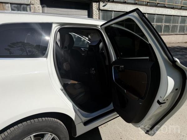 White Volvo XC60 2016 in Riga, with an engine capacity of 2.00 L and mileage of 270 thousand km for 12150 €, photo 9 on AUTOMOTO.COM.LV