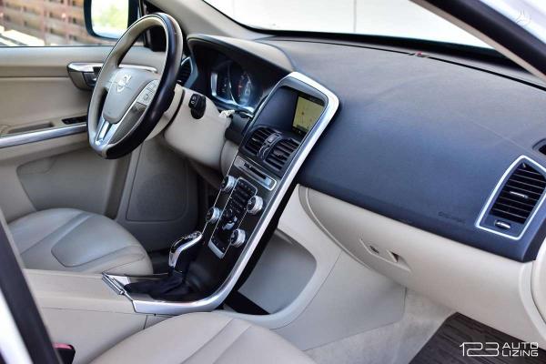Balts Volvo XC60 2016 Kretinga, ar dzinēja tilpumu 2.00 L un nobraukumu 210 tūkst. km par 12999 €, foto 2 vietnē AUTOMOTO.COM.LV