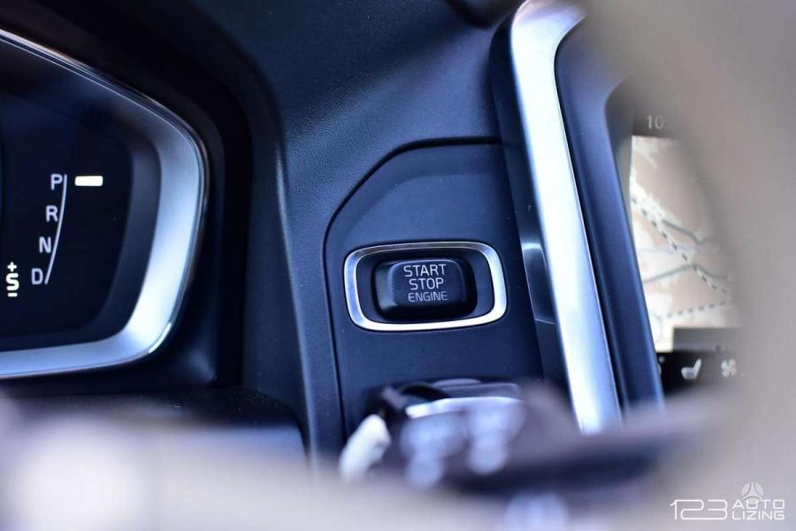 Balts Volvo XC60 2016 Kretinga, ar dzinēja tilpumu 2.00 L un nobraukumu 210 tūkst. km par 12999 €, foto 24 vietnē AUTOMOTO.COM.LV