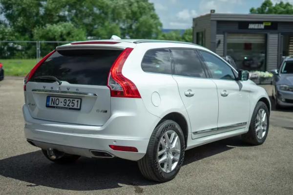 Balts Volvo XC60 2016 Liepāja, ar dzinēja tilpumu 2.40 L un nobraukumu 267 tūkst. km par 15800 €, foto 4 vietnē AUTOMOTO.COM.LV
