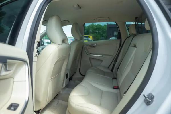 Balts Volvo XC60 2016 Liepāja, ar dzinēja tilpumu 2.40 L un nobraukumu 267 tūkst. km par 15800 €, foto 10 vietnē AUTOMOTO.COM.LV