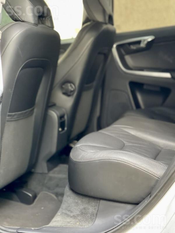 White Volvo XC60 2016 in Riga, with an engine capacity of 2.00 L and mileage of 0 thousand km for 16900 €, photo 6 on AUTOMOTO.COM.LV