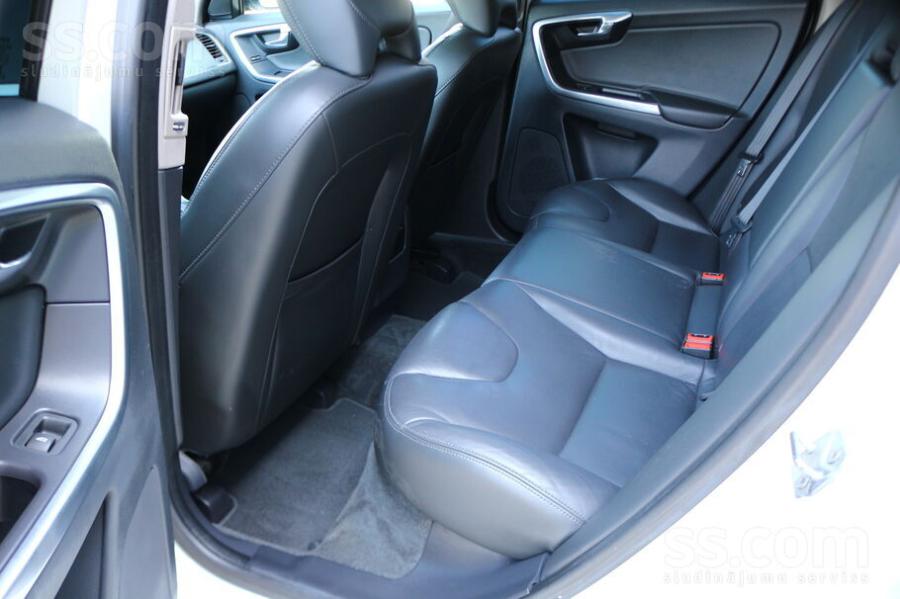 Balts Volvo XC60 2016 Rīga, ar dzinēja tilpumu 2.40 L un nobraukumu 260 tūkst. km par 15990 €, foto 13 vietnē AUTOMOTO.COM.LV