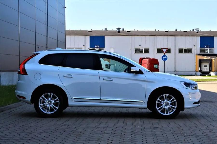 White Volvo XC60 2016 in Riga, with an engine capacity of 2.40 L and mileage of 260 thousand km for 15990 €, photo 7 on AUTOMOTO.COM.LV