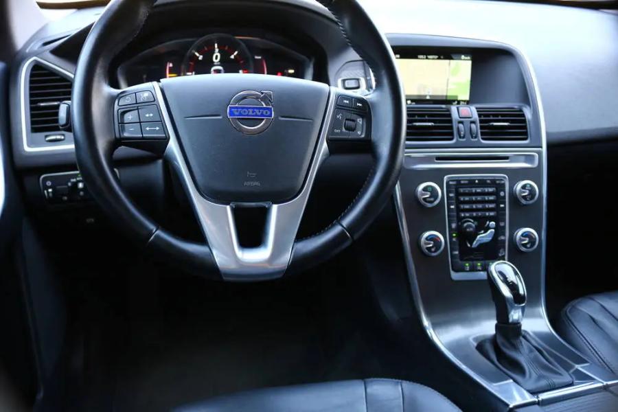 White Volvo XC60 2016 in Riga, with an engine capacity of 2.40 L and mileage of 260 thousand km for 15990 €, photo 9 on AUTOMOTO.COM.LV