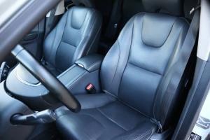 White Volvo XC60 2016 in Riga, with an engine capacity of 2.40 L and mileage of 260 thousand km for 15990 €, photo 11 on AUTOMOTO.COM.LV