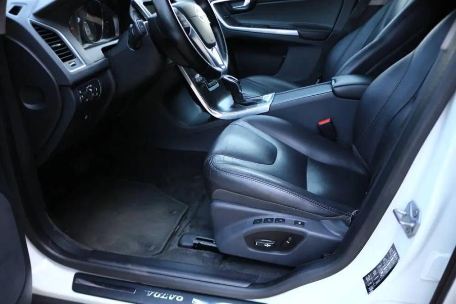 White Volvo XC60 2016 in Riga, with an engine capacity of 2.40 L and mileage of 260 thousand km for 15990 €, photo 12 on AUTOMOTO.COM.LV