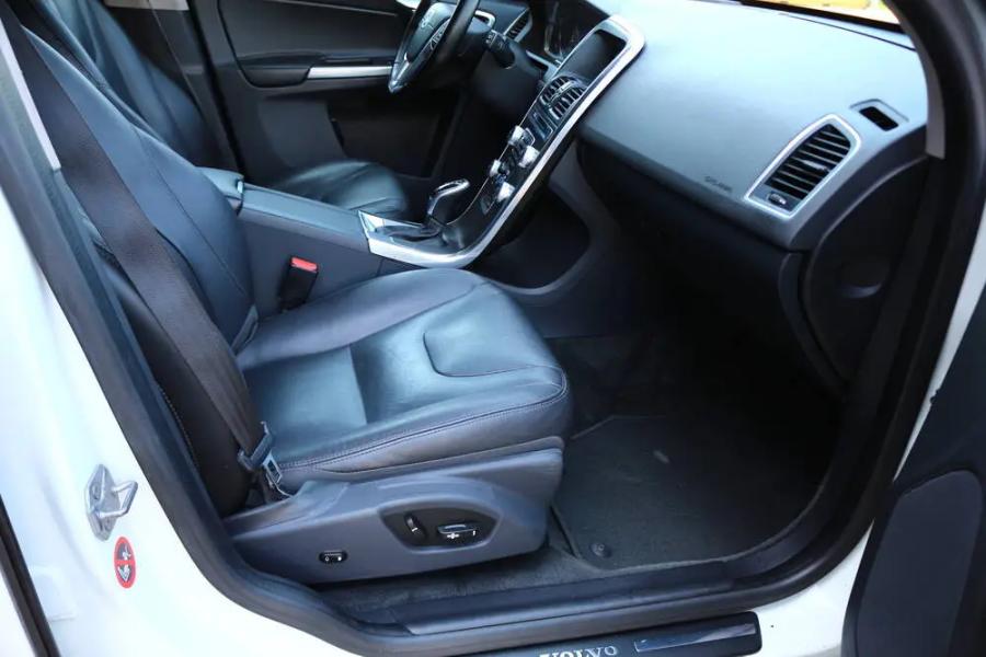 White Volvo XC60 2016 in Riga, with an engine capacity of 2.40 L and mileage of 260 thousand km for 15990 €, photo 14 on AUTOMOTO.COM.LV