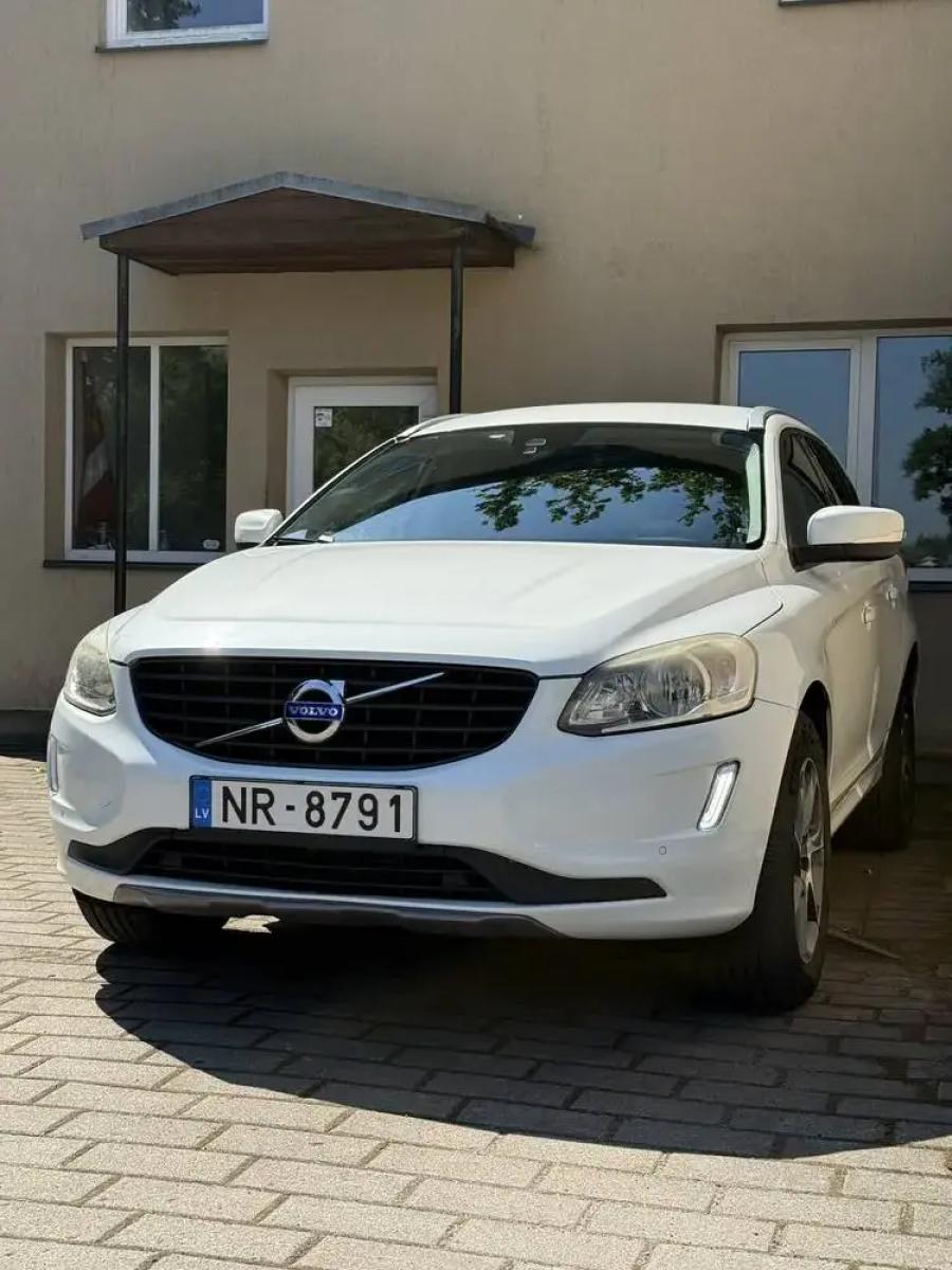 White Volvo XC60 2016 in Riga, with an engine capacity of 2.40 L and mileage of 267 thousand km for 12800 €, photo 3 on AUTOMOTO.COM.LV