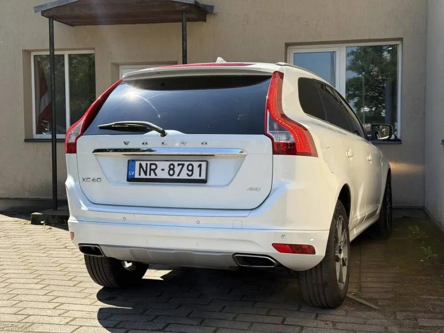 White Volvo XC60 2016 in Riga, with an engine capacity of 2.40 L and mileage of 267 thousand km for 12800 €, photo 5 on AUTOMOTO.COM.LV